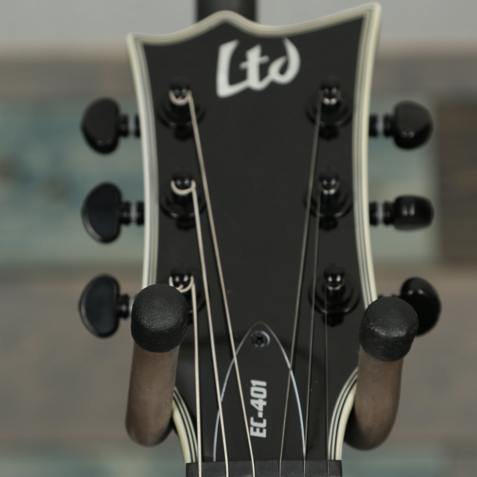 ESP LTD EC-401 Electric Guitar - Black ESP LTD EC-401 Electric Guitar - Black